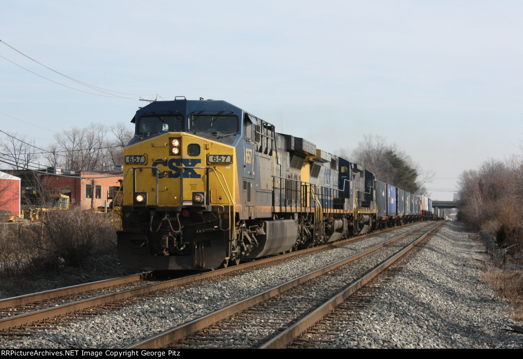 CSX 657 and train Q031